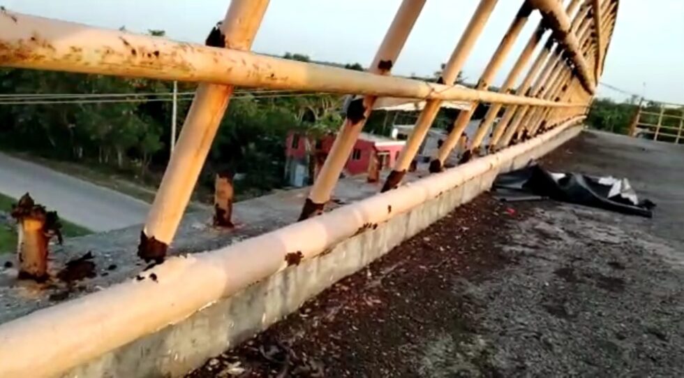 Baranda apunto de caer de puente de Boca del Soco a Autovía del Este ...